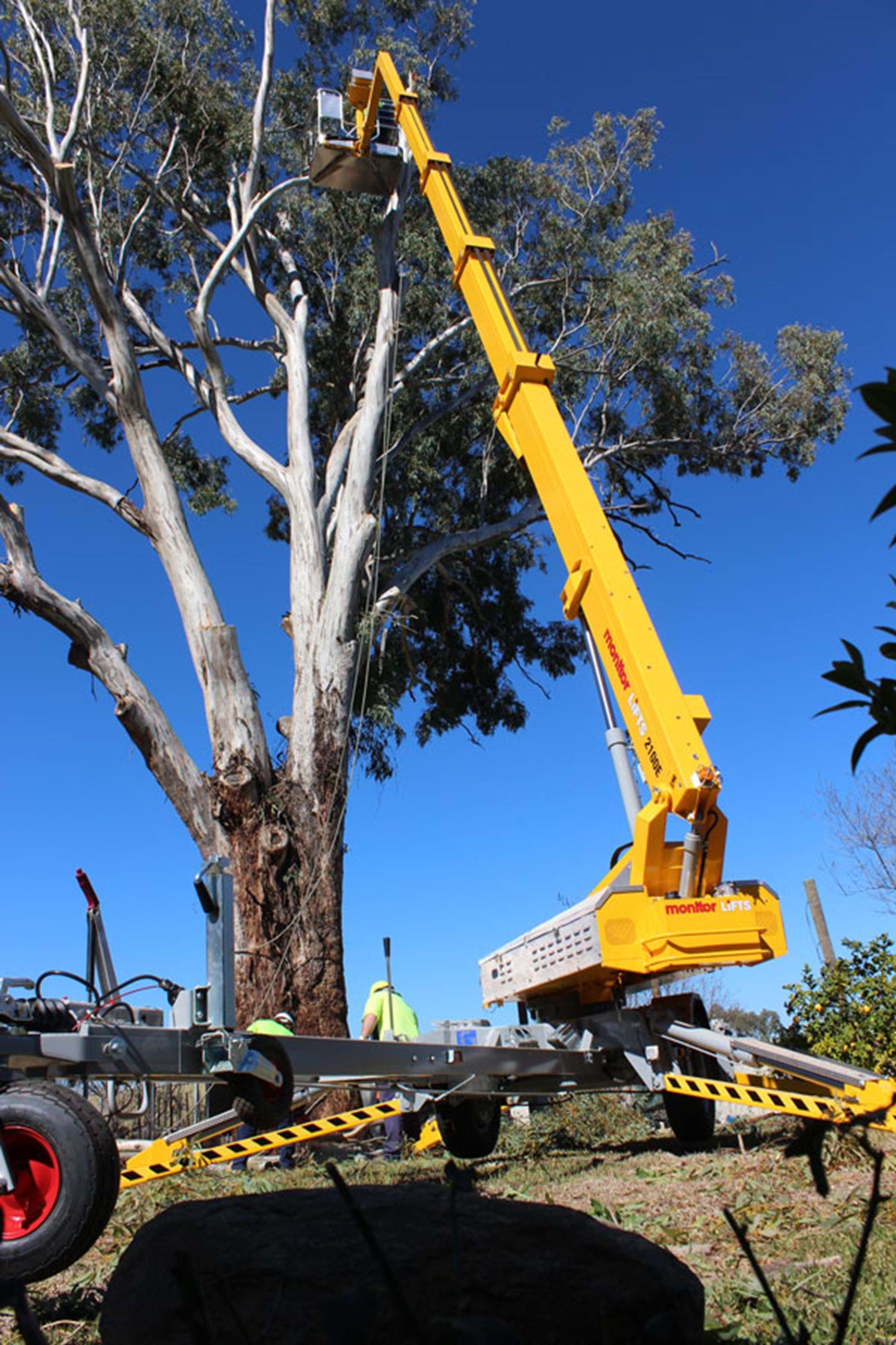 2100 E telescopic trailer lift