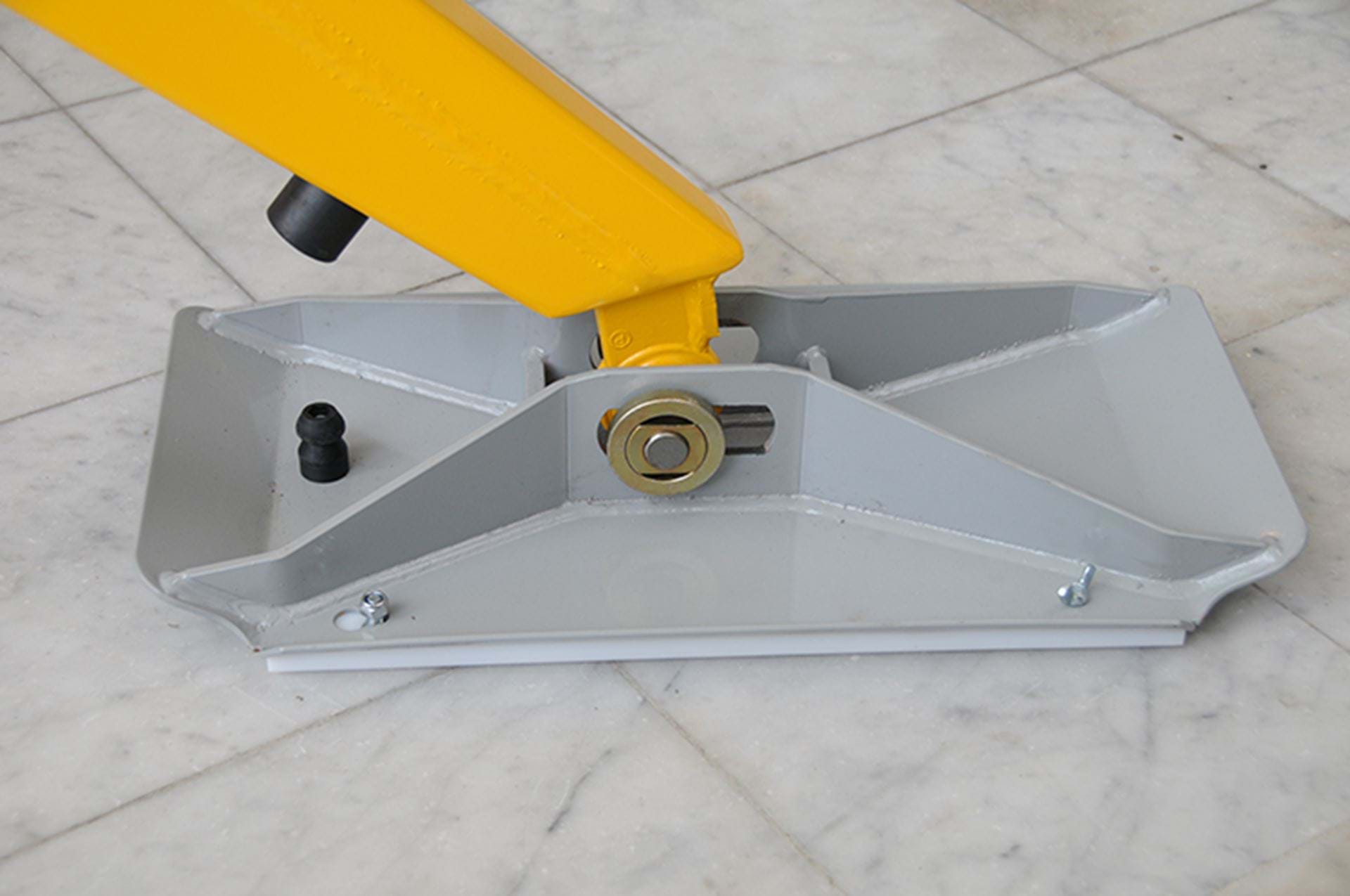 Indoor cleaning and maintenance with Omme Lift