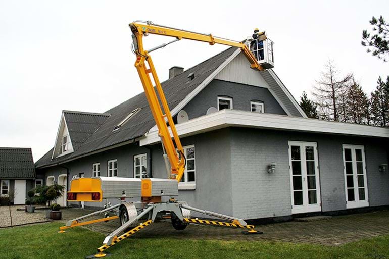 Outdoor cleaning and maintenance with Omme Lift